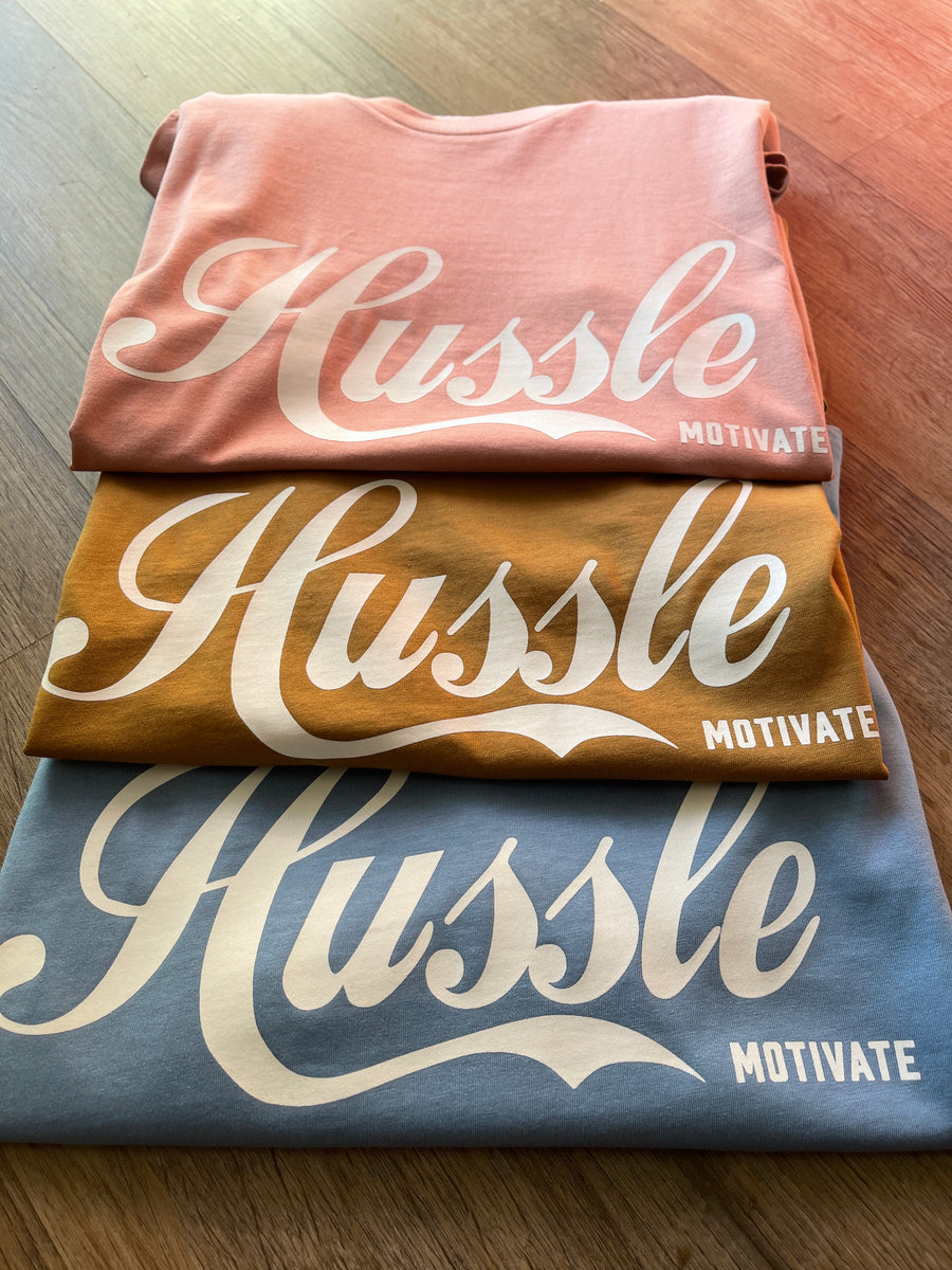 Hussle & Motivate Tee Rose – Savage Ambition Training & Threads
